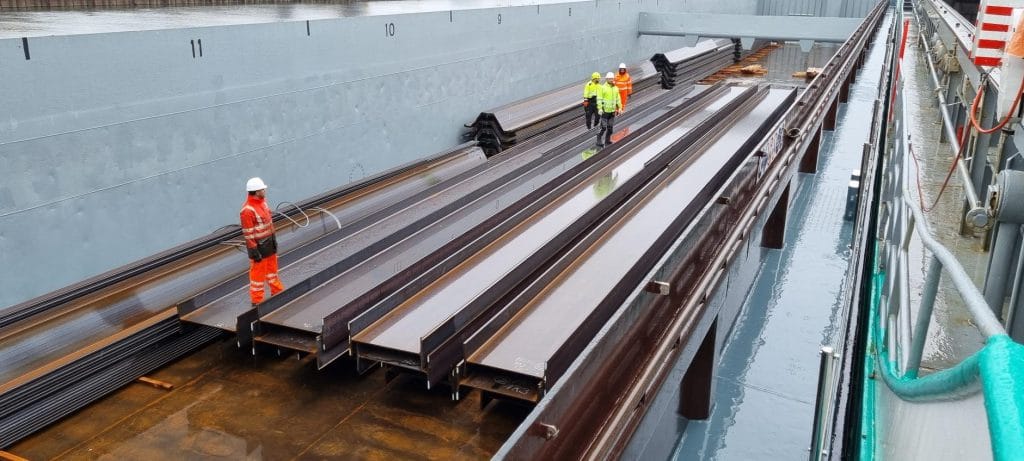 Fastening beams and sheet piling on a ship - BODE Freight Protection
